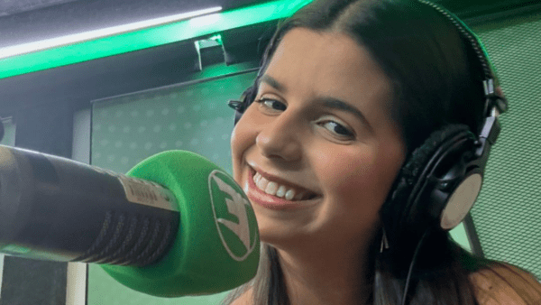 Quem é Julia Ferrari, atriz e dubladora que domina a internet